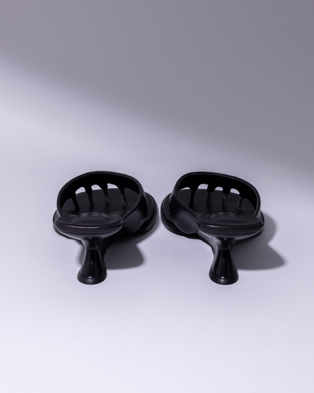 TOE POST WEDGE BLACK – CURTSY