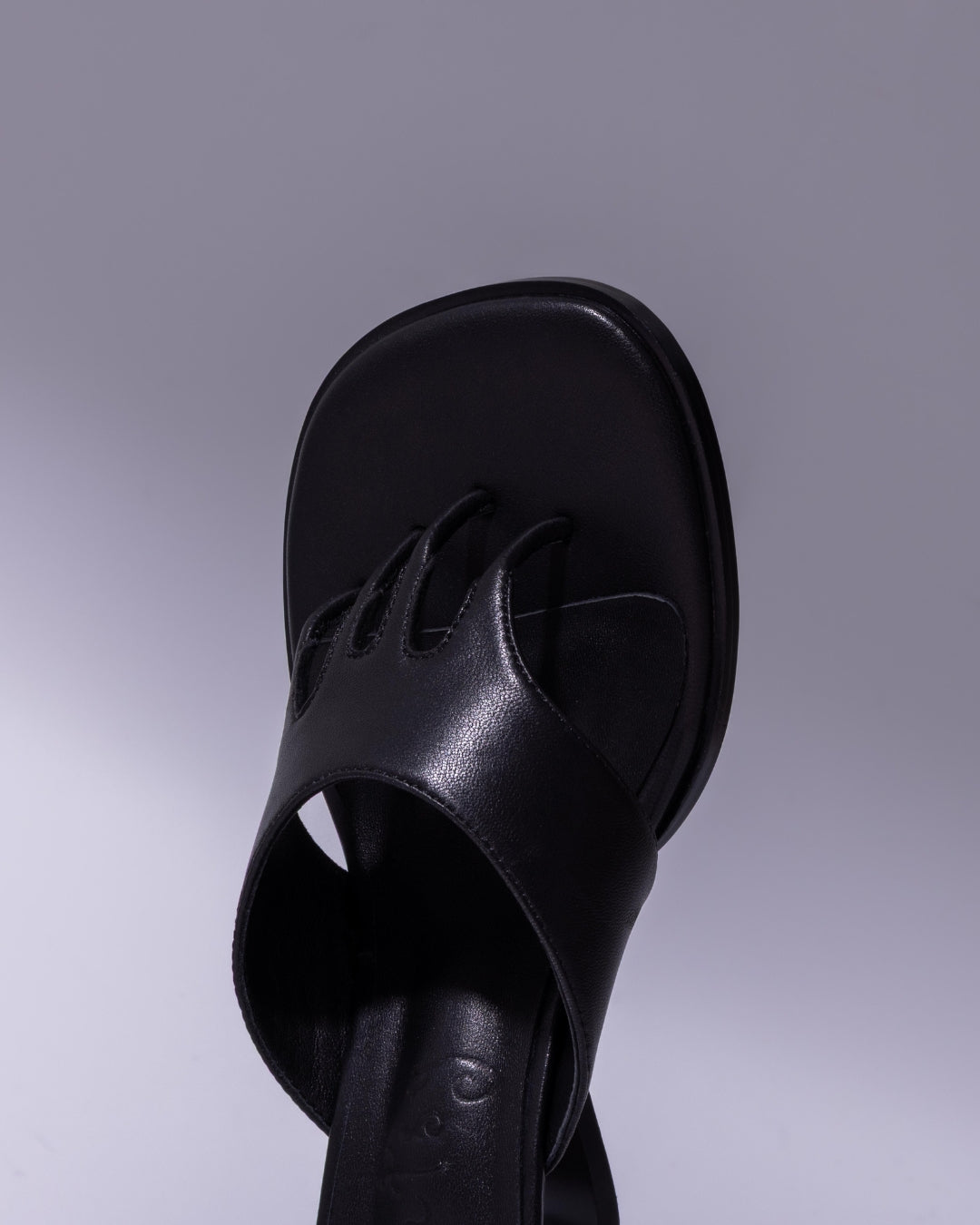 TOE POST WEDGE BLACK – CURTSY